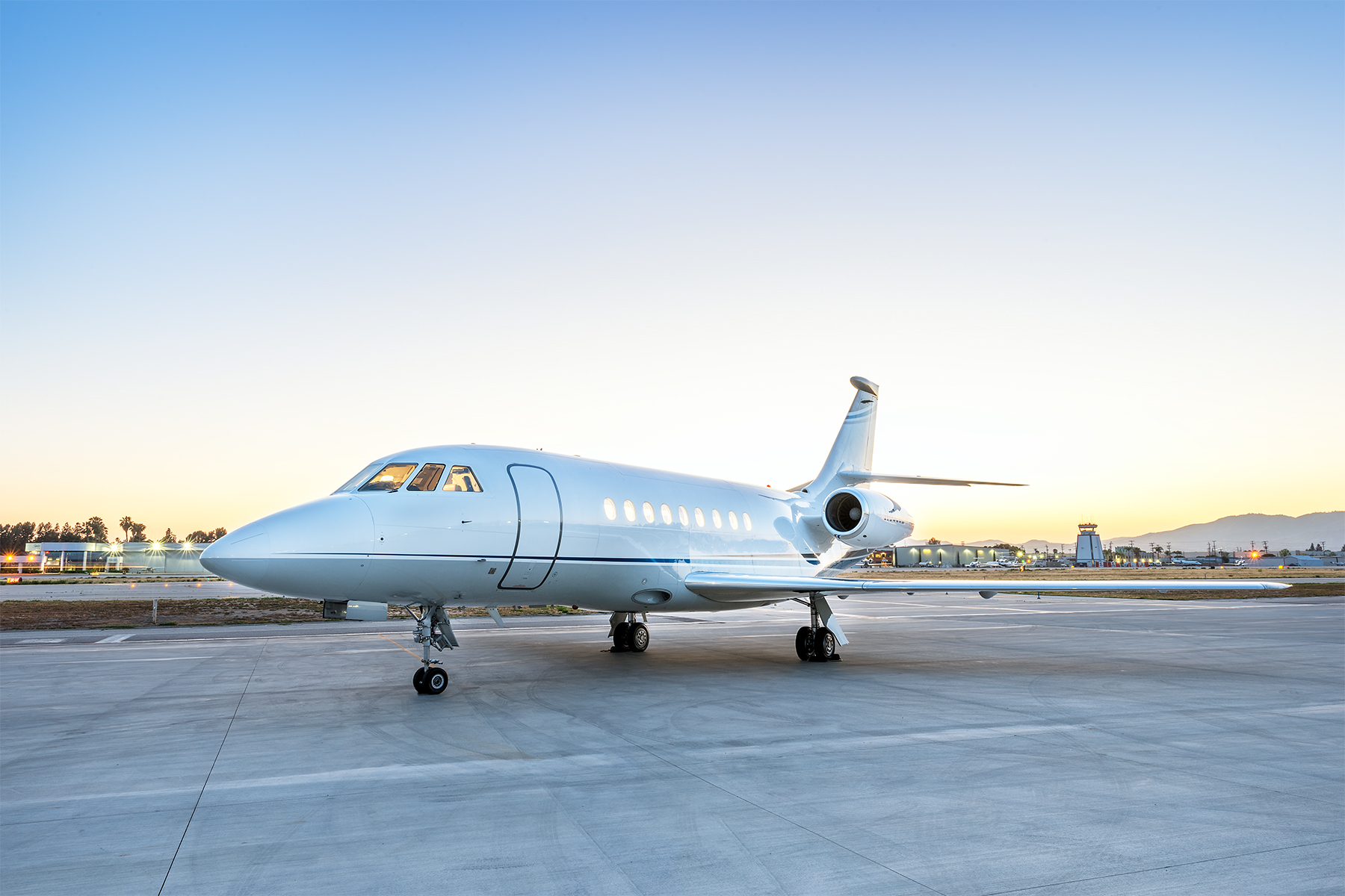 Dassault Falcon 2000EX EASy - N833JB | Clay Lacy Aviation
